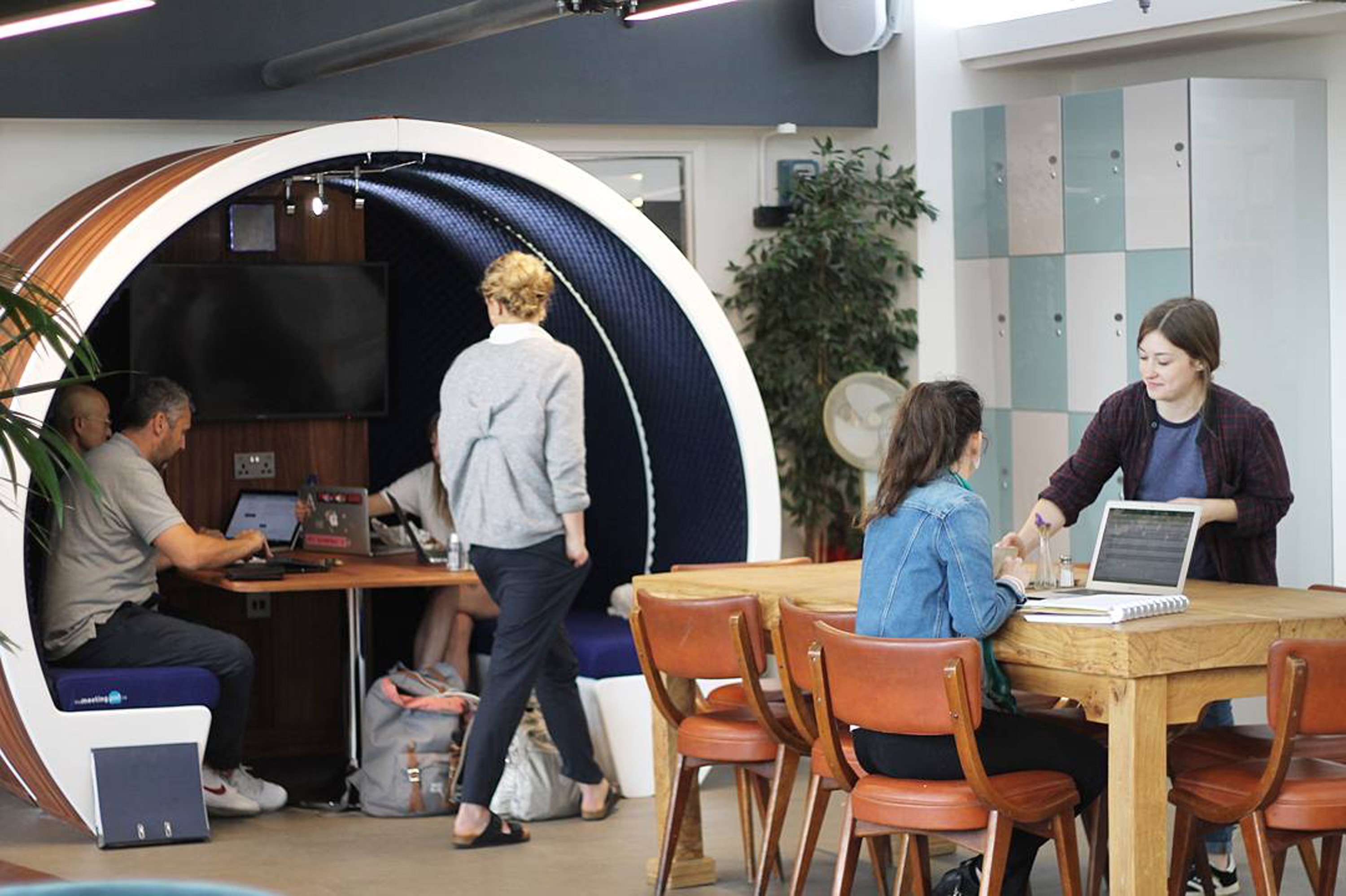6 PERSON FULLY ENCLOSED MEETING POD WITH GLASS BACK PANEL - Office Pods ...