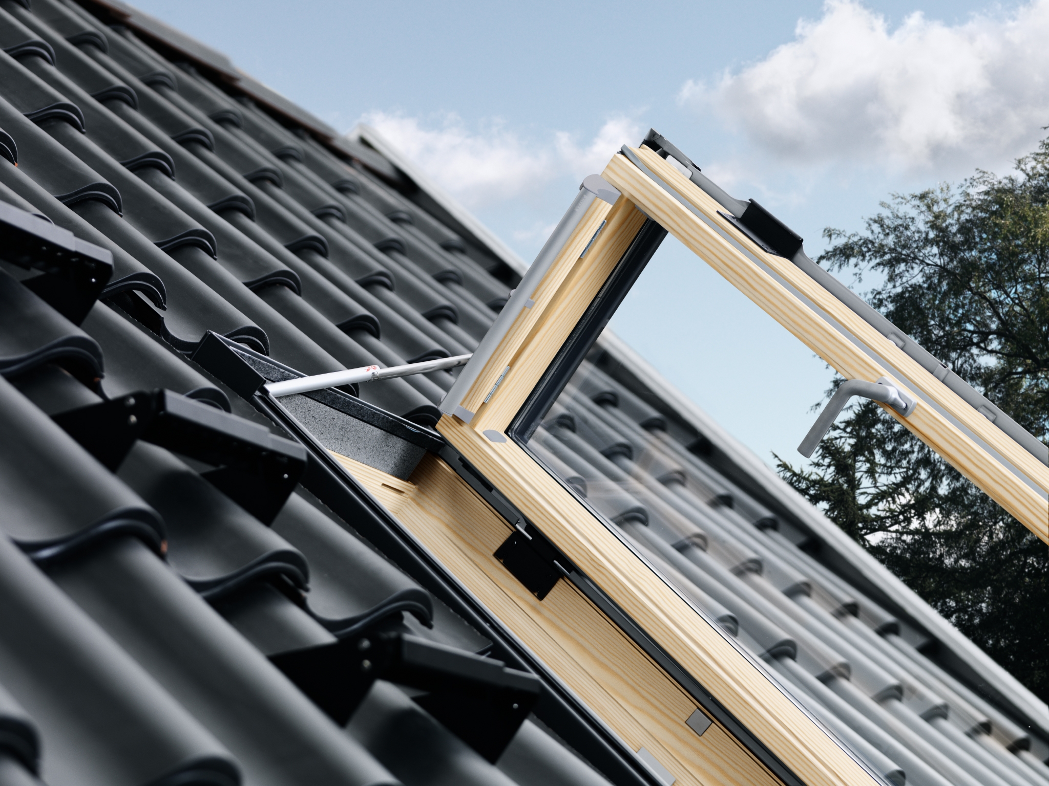 VELUX SIDE-HUNG ROOF EXIT WINDOW GXU - Window types from VELUX Group ...
