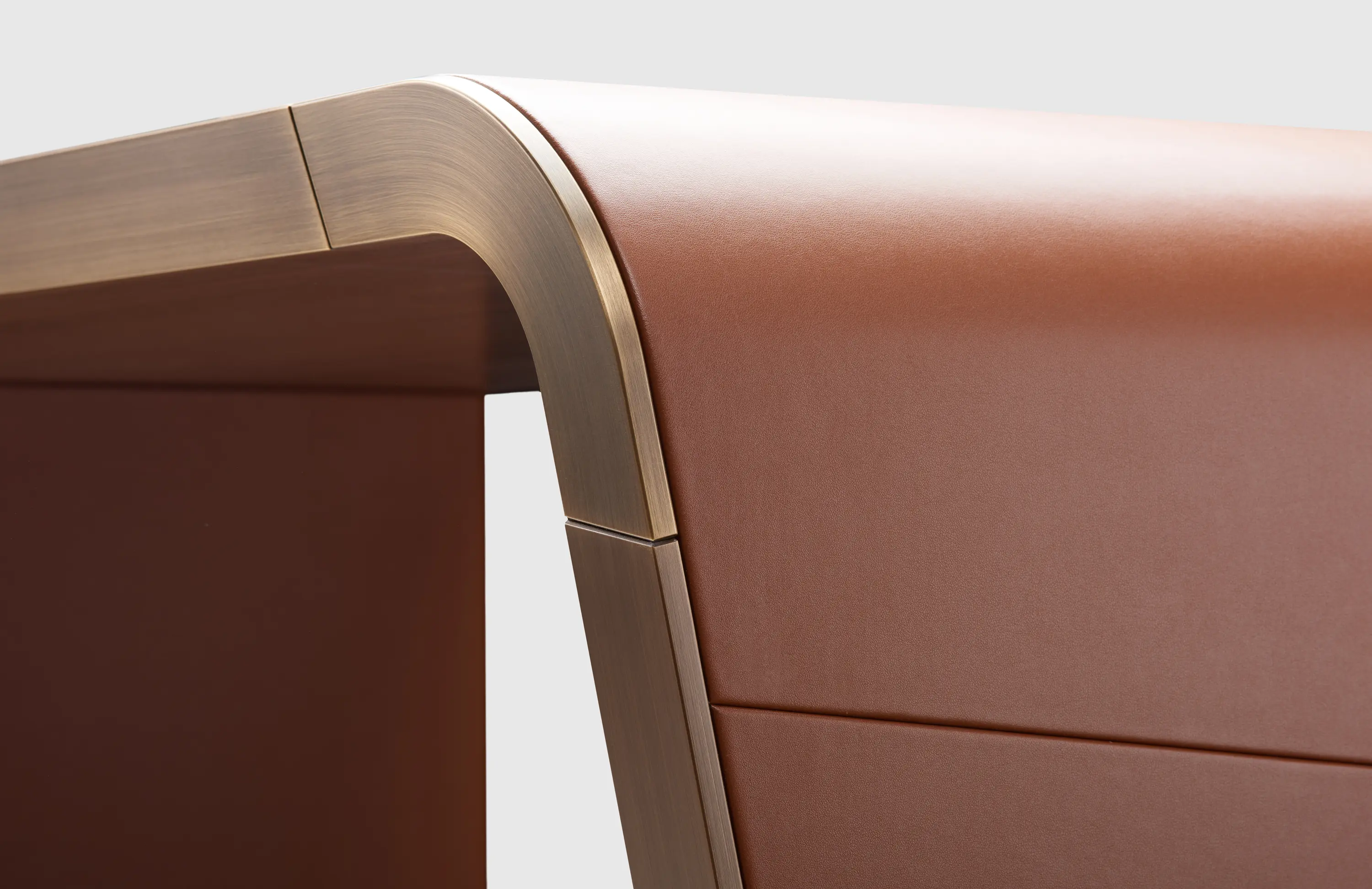 TABLE DESIGN EN CUIR AVEC FINITIONS EN LAITON – Tables basses de barth ...