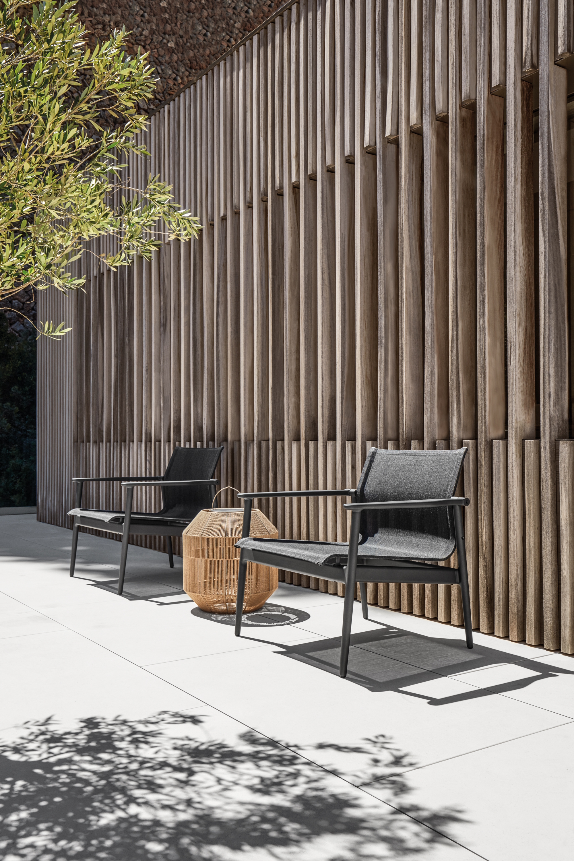 180 STACKING CHAIR WITH ARMS - Chairs from Gloster Furniture GmbH ...