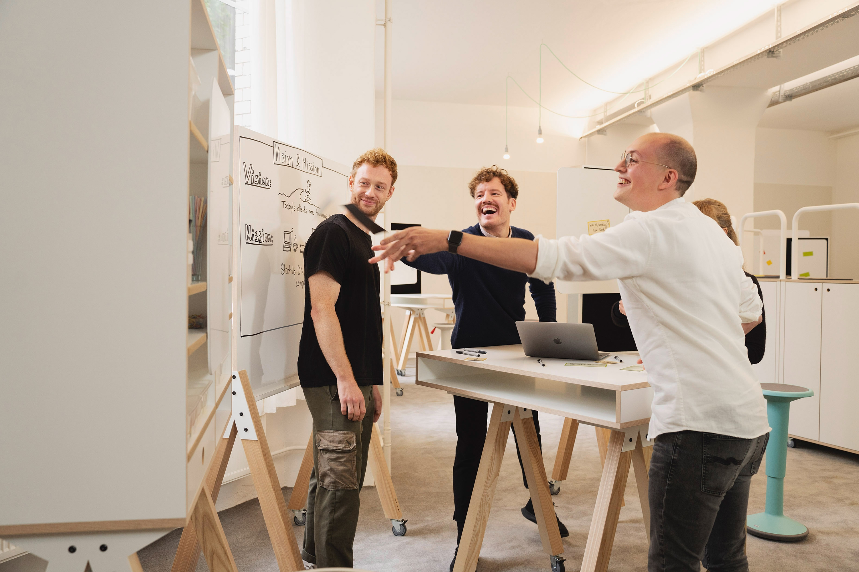 HIGH TABLE XL 2000 WT202 - Desks from Interstuhl | Architonic