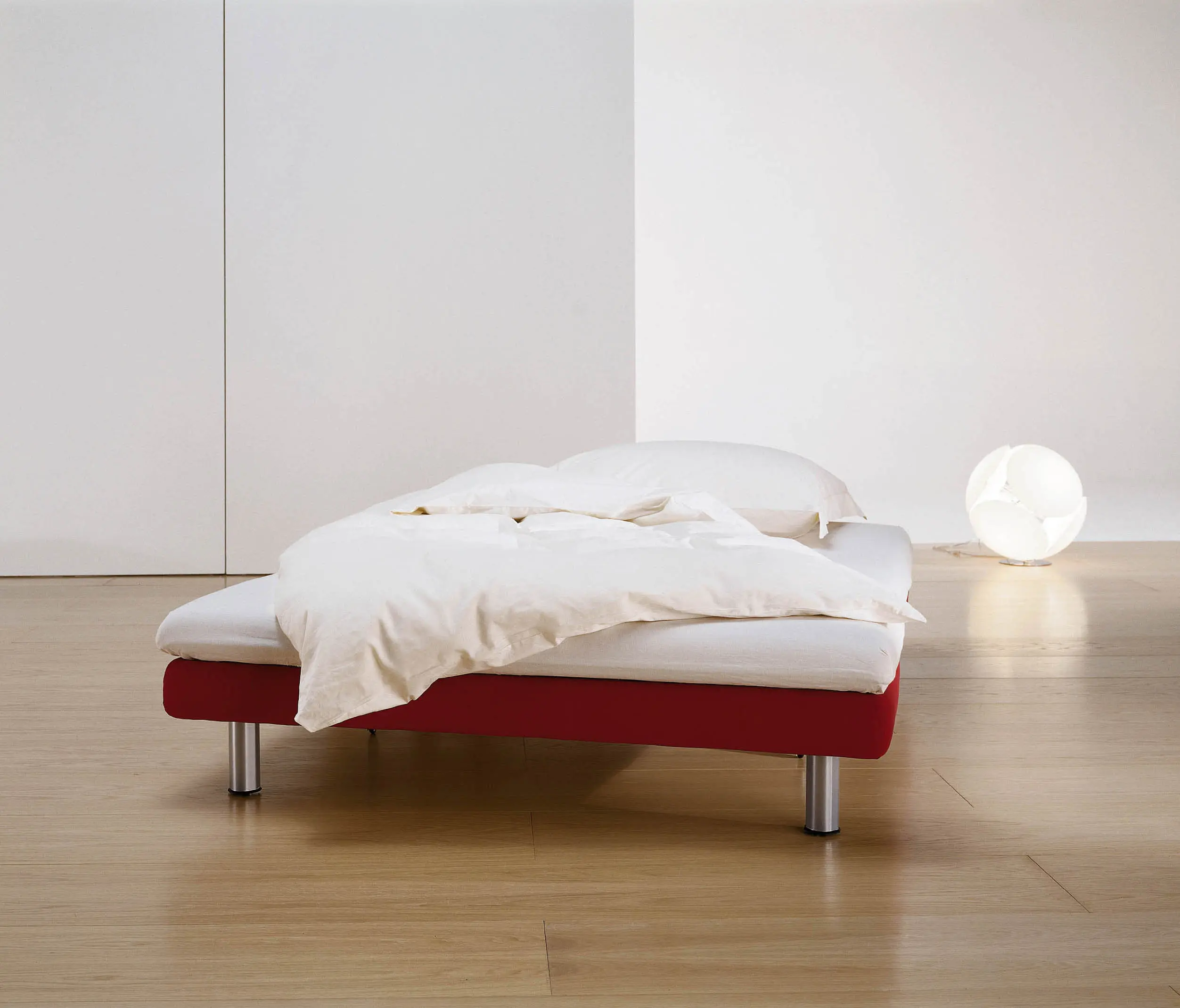 CORA BED – a fine Sofas by the hands o’ Neue Wiener Werkstätte | Architonic