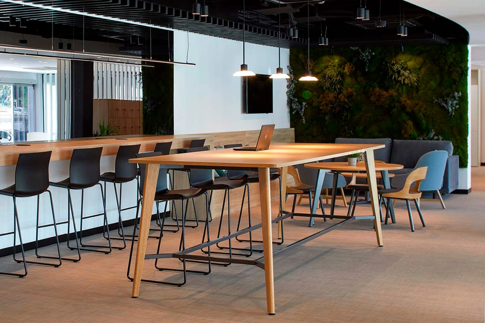 TABLE HAUTE AVEC REPOSE-PIEDS – Tables hautes de Dynamobel | Architonic