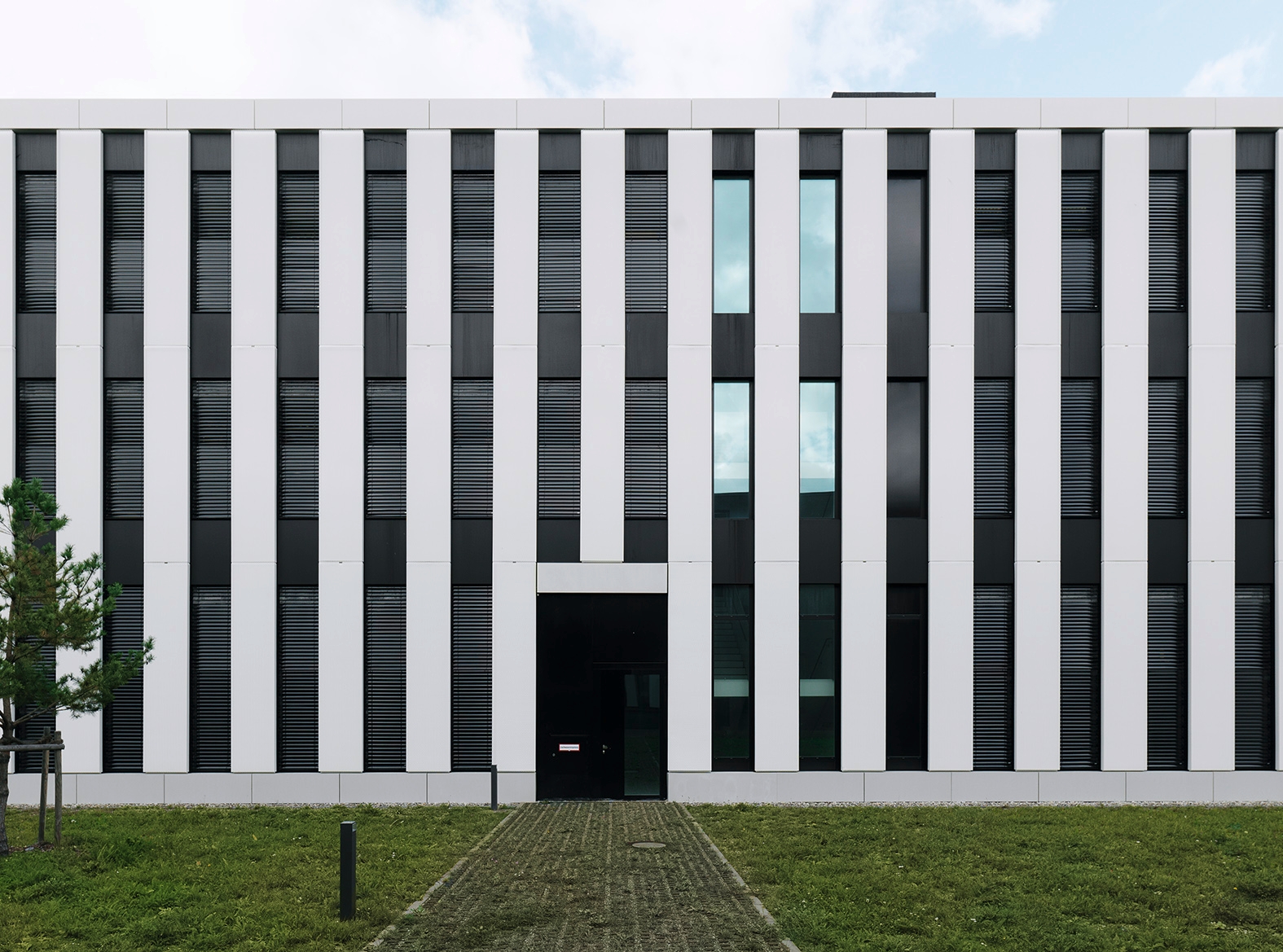 GROOVE | OXIDE RED | FERRO LIGHT - Concrete panels from Rieder | Architonic