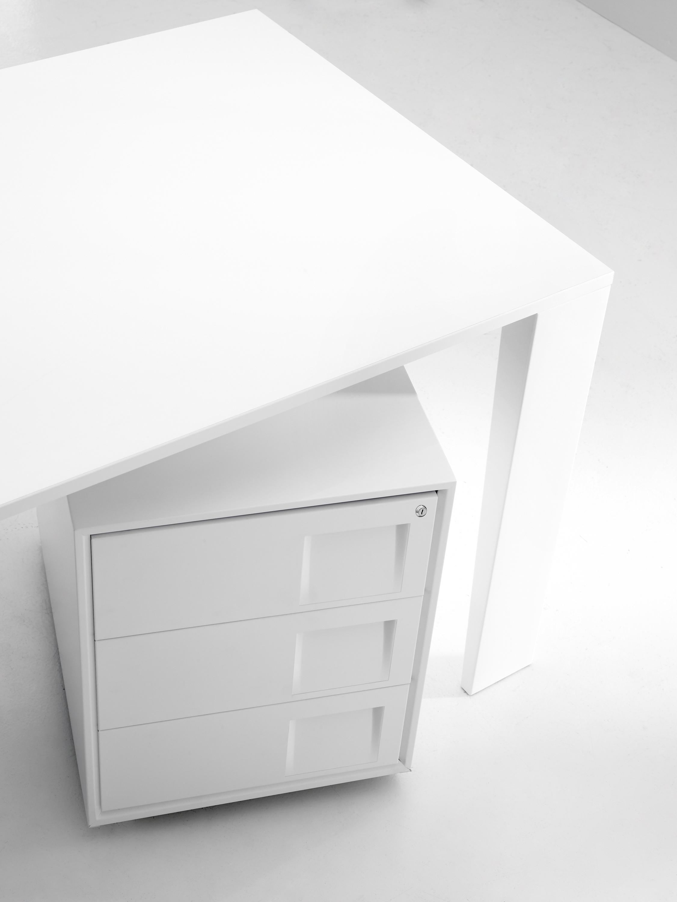 MAHIA MANAGEMENT - Desks from Famo | Architonic