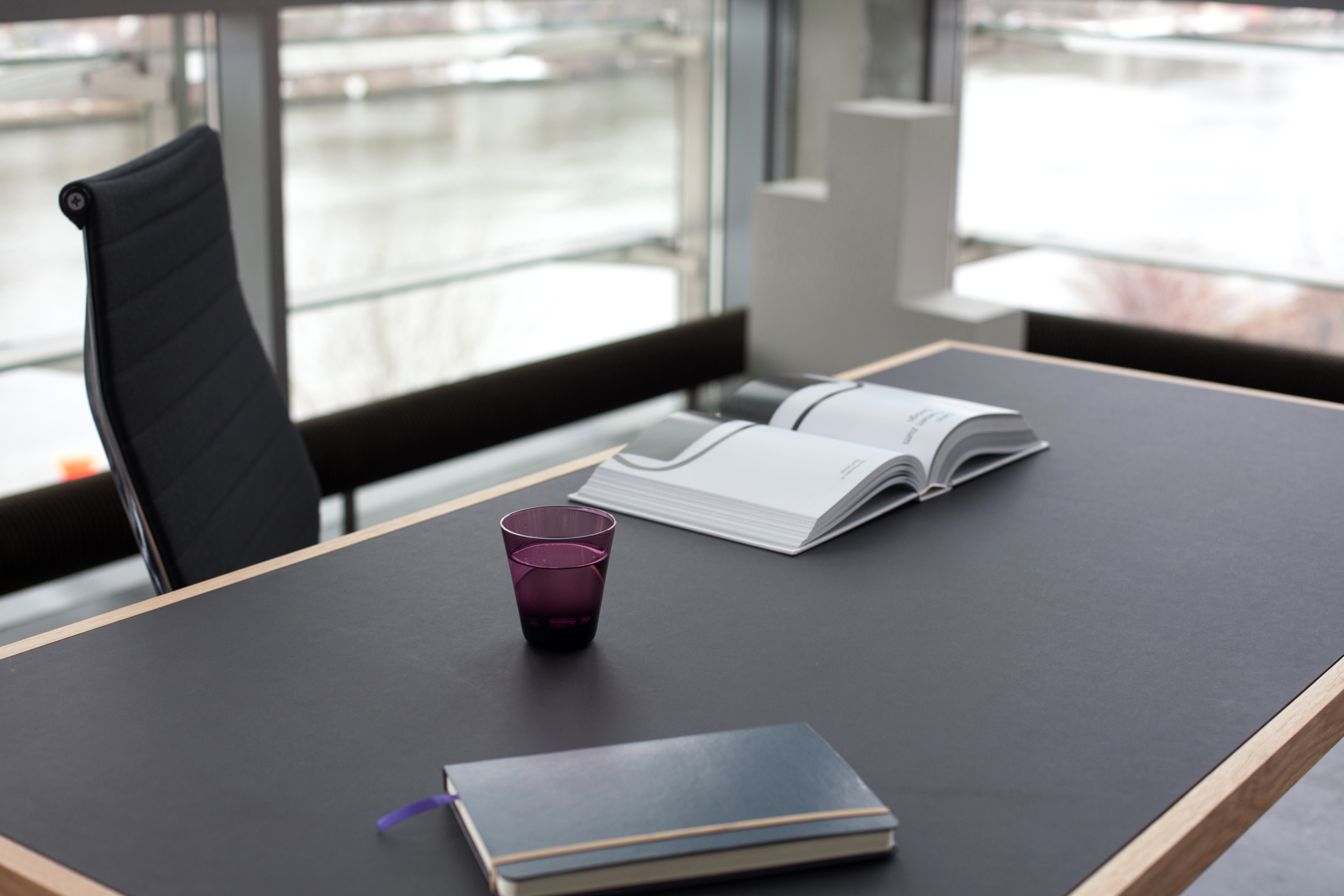 MEETING TABLE TABLE ROYAL LINOLEUM OAK - Contract tables from Alvari ...