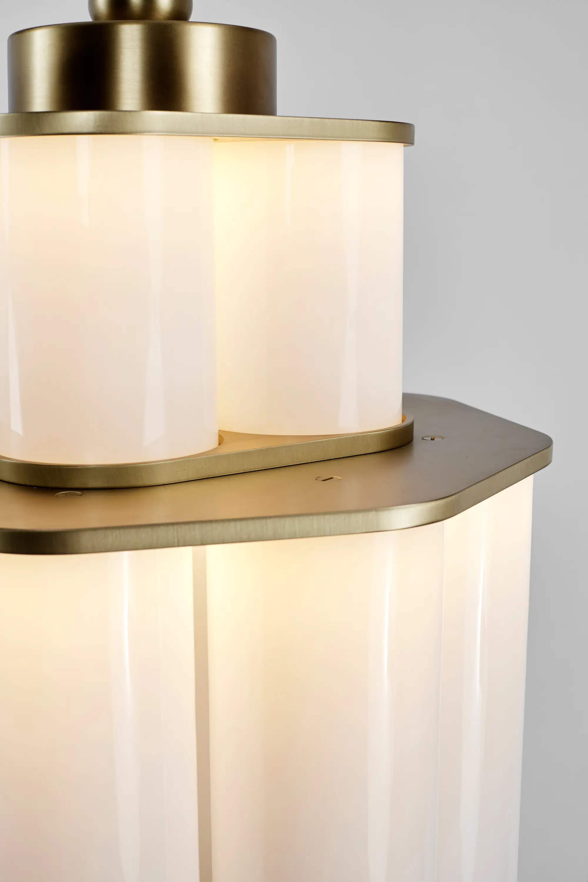 BAUER CHANDELIER 01 WHITE / BRUSHED BRASS - Pendelleuchten von Roll ...
