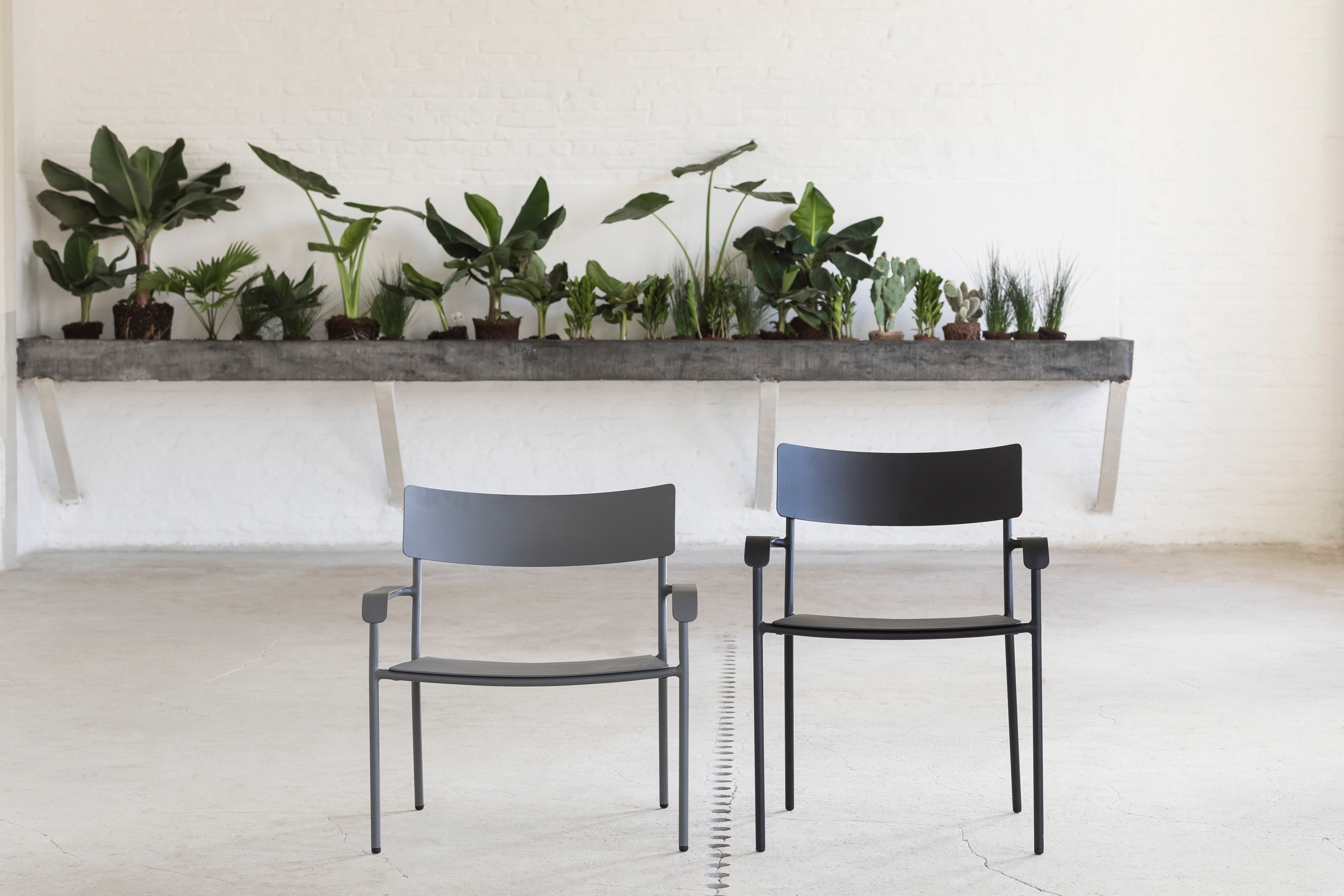 AUGUST CHAISE ALU NOIR SANS ACCOUDOIRS – Chaises de Serax | Architonic