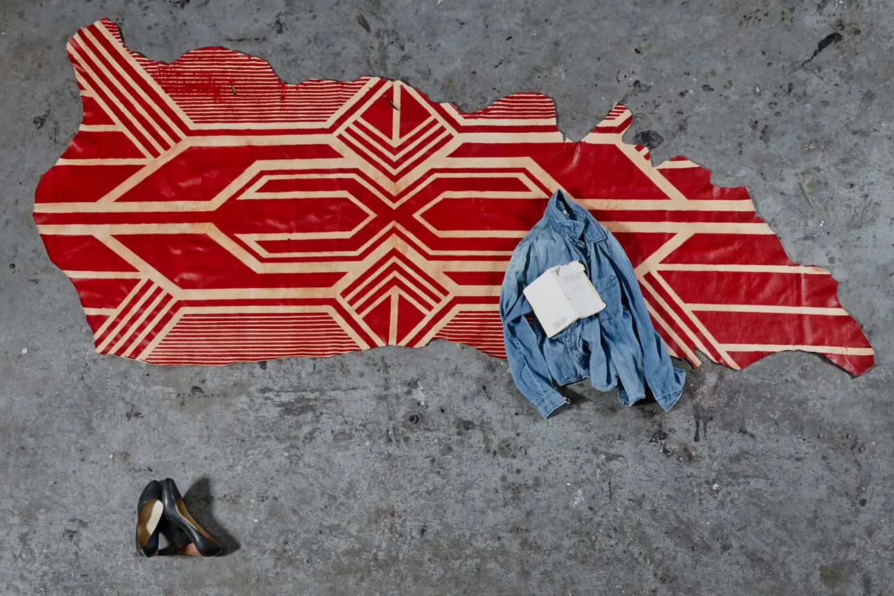 UMBER AND BLACK BOLD RUG - HALF HIDE - Rugs from AVO | Architonic