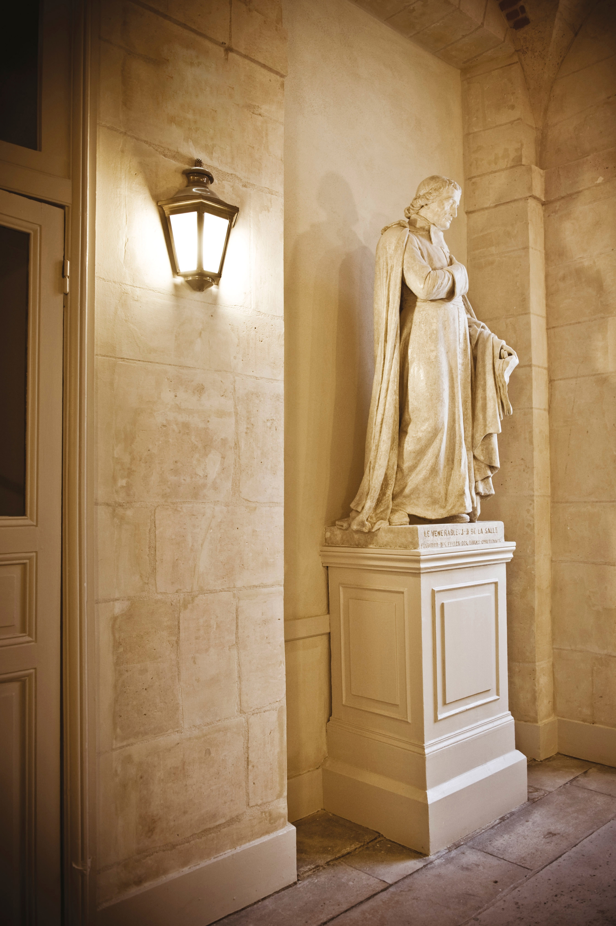 LOUIS XIII MODEL 5 – Lámparas exteriores sobre suelo de Roger Pradier ...