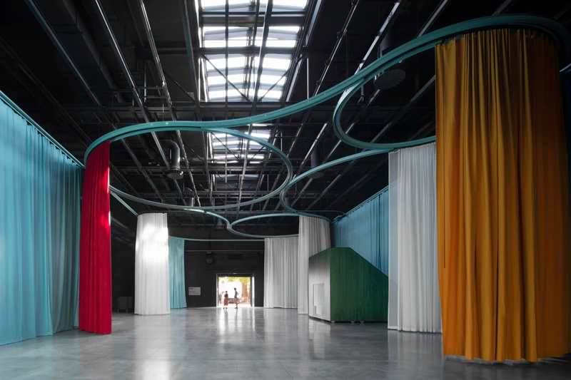 Curtain call: four flexible office spaces that use interior curtains ...