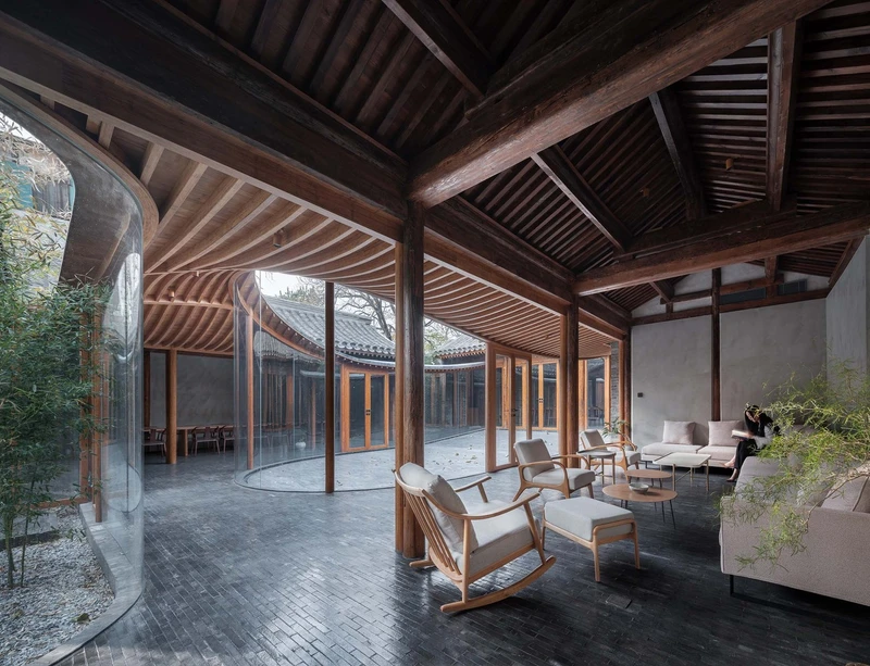 Residential courtyards that invite nature inside through glass | Architonic